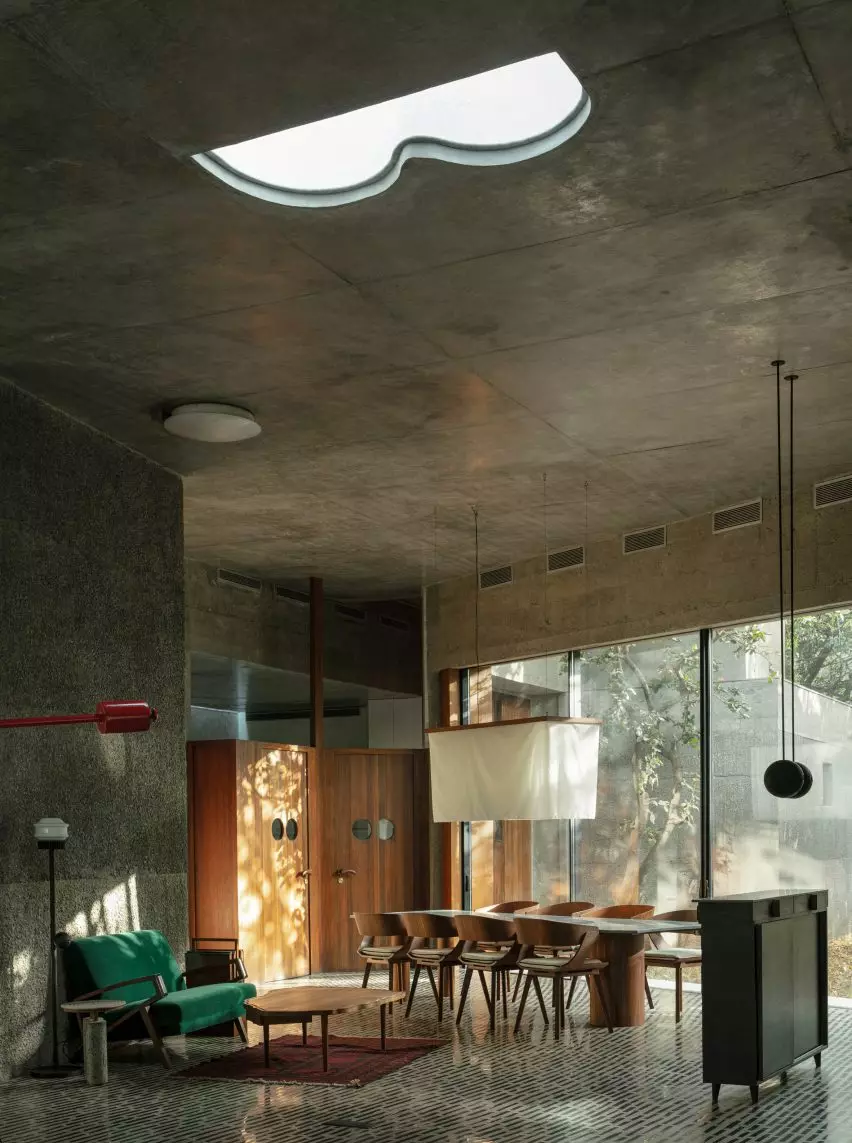 Εσωτερικό του House of Concrete Experiments by Samira Rathod Design Atelier