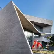 Larawan ng isang angular cantilevered roof sa Beton Brut