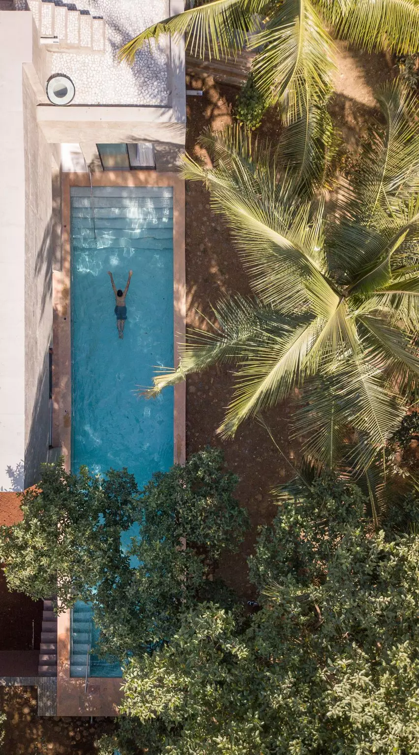 Aerial view ng swimming pool ng Indian home