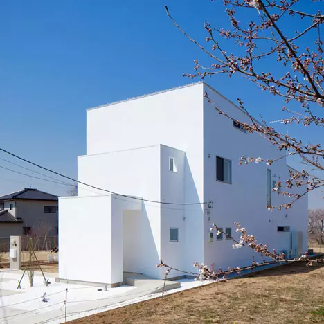 Drie wit mure voor Ripple-huis deur Kichi Architectural Design