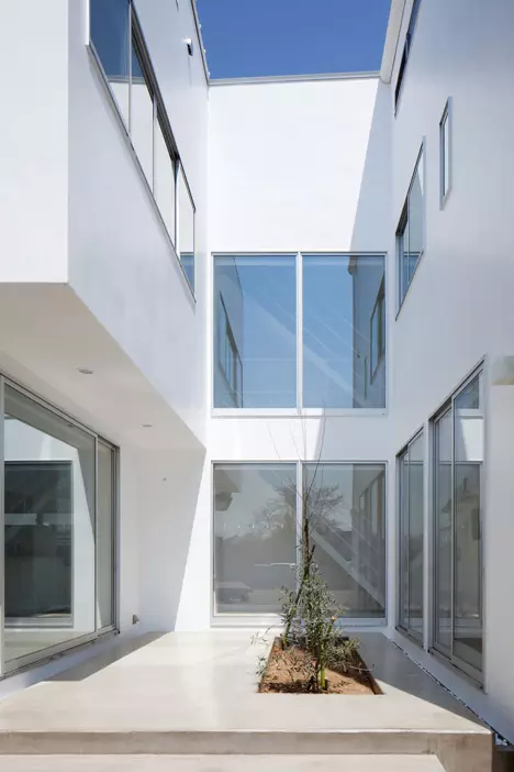 Drie witte muren aan de voorkant van het Ripple-huis van Kichi Architectural Design