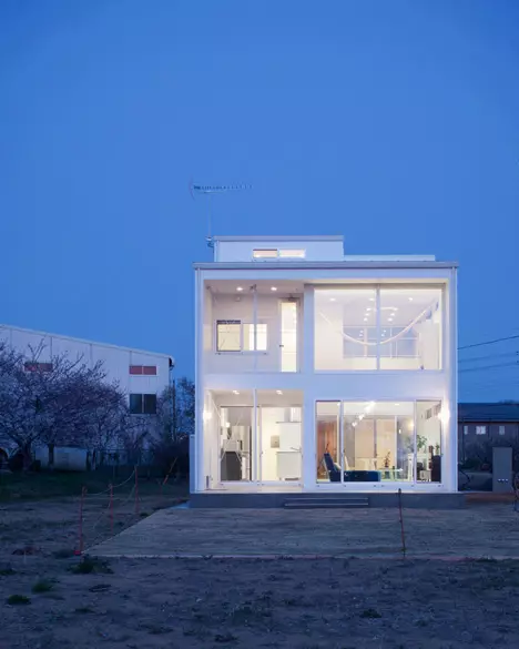 Drie witte muren aan de voorkant van het Ripple-huis van Kichi Architectural Design