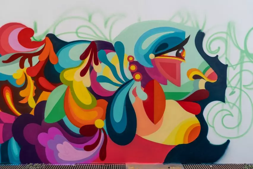Et farverigt vægmaleri skabt af latinamerikanske designere