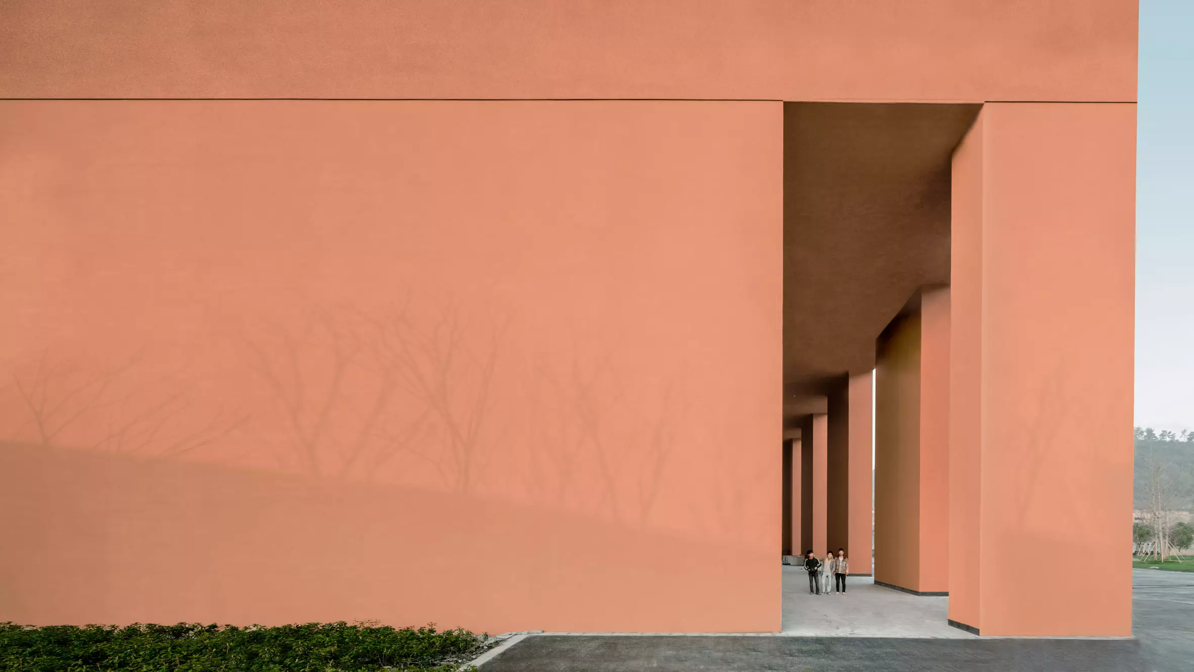 Ini-embed ni David Chipperfield ang pulang museo ng kasaysayan ng kalikasan sa sloping earth