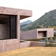 สถาปนิก David Chipperfield เสร็จสิ้นศูนย์ผู้เยี่ยมชมและโบสถ์ที่สุสาน Inagawa