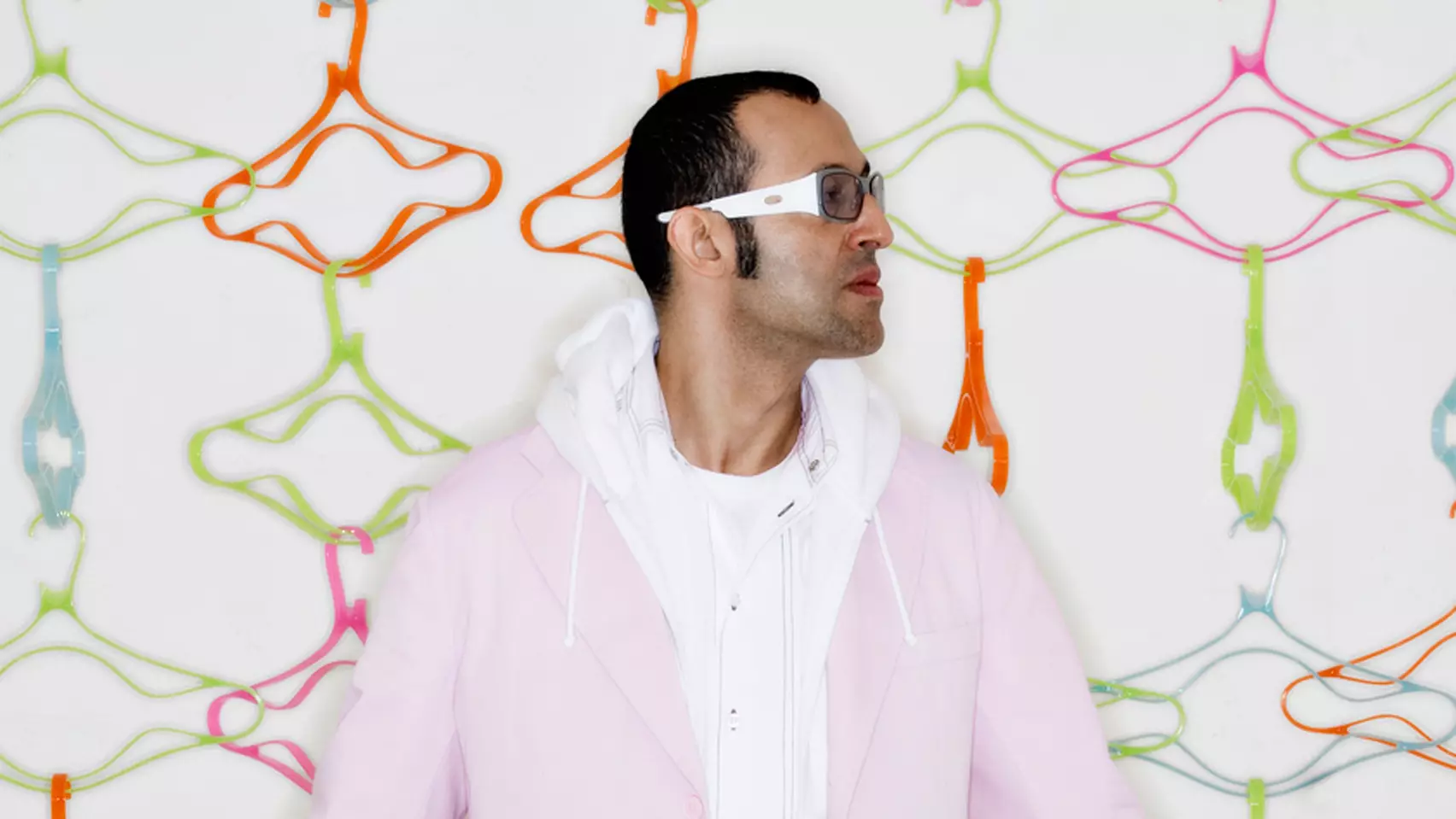 Esta semana, Karim Rashid foi detido na fronteira dos Estados Unidos e o deseñador do logotipo de Hillary Clinton falou