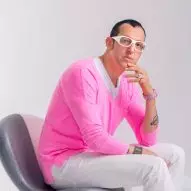 Bekeng ena, Karim Rashid o ne a tšoaretsoe moeling oa US mme moqapi oa logo oa Hillary Clinton o ile a bua 101150_5