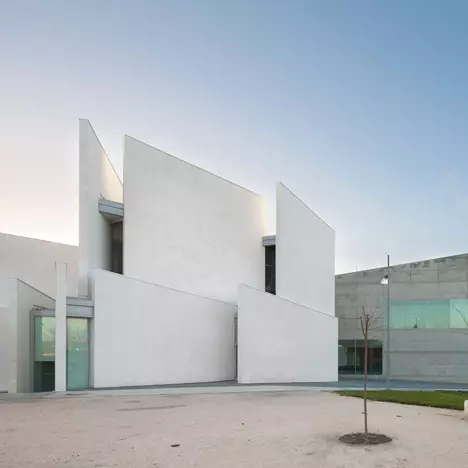 Gezondheidsfaculteit in Zaragoza door Taller Basico de Arquitectura