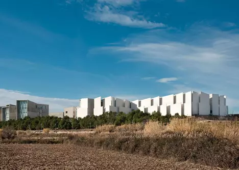 Gezondheidsfaculteit in Zaragoza door Taller Basico de Arquitectura