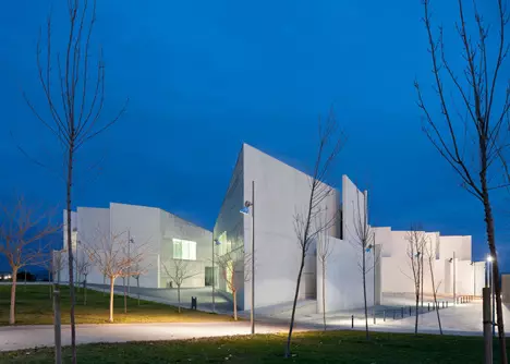 Gezondheidsfaculteit in Zaragoza door Taller Basico de Arquitectura