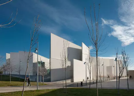 Gezondheidsfaculteit in Zaragoza door Taller Basico de Arquitectura