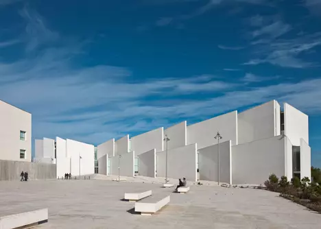 Gezondheidsfaculteit in Zaragoza door Taller Basico de Arquitectura