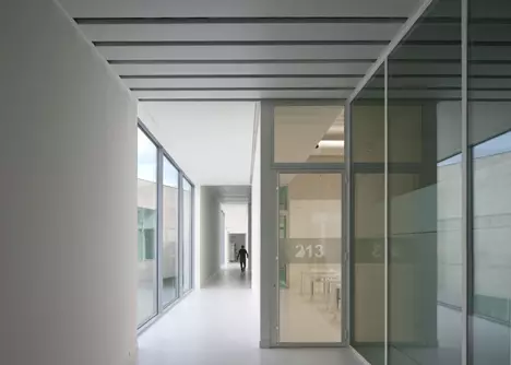 Gezondheidsfaculteit in Zaragoza door Taller Basico de Arquitectura