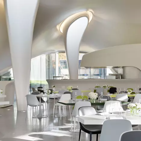 La Magazine restoracio ĉe la Serpentine Sackler Gallery etendaĵo de Zaha Hadid