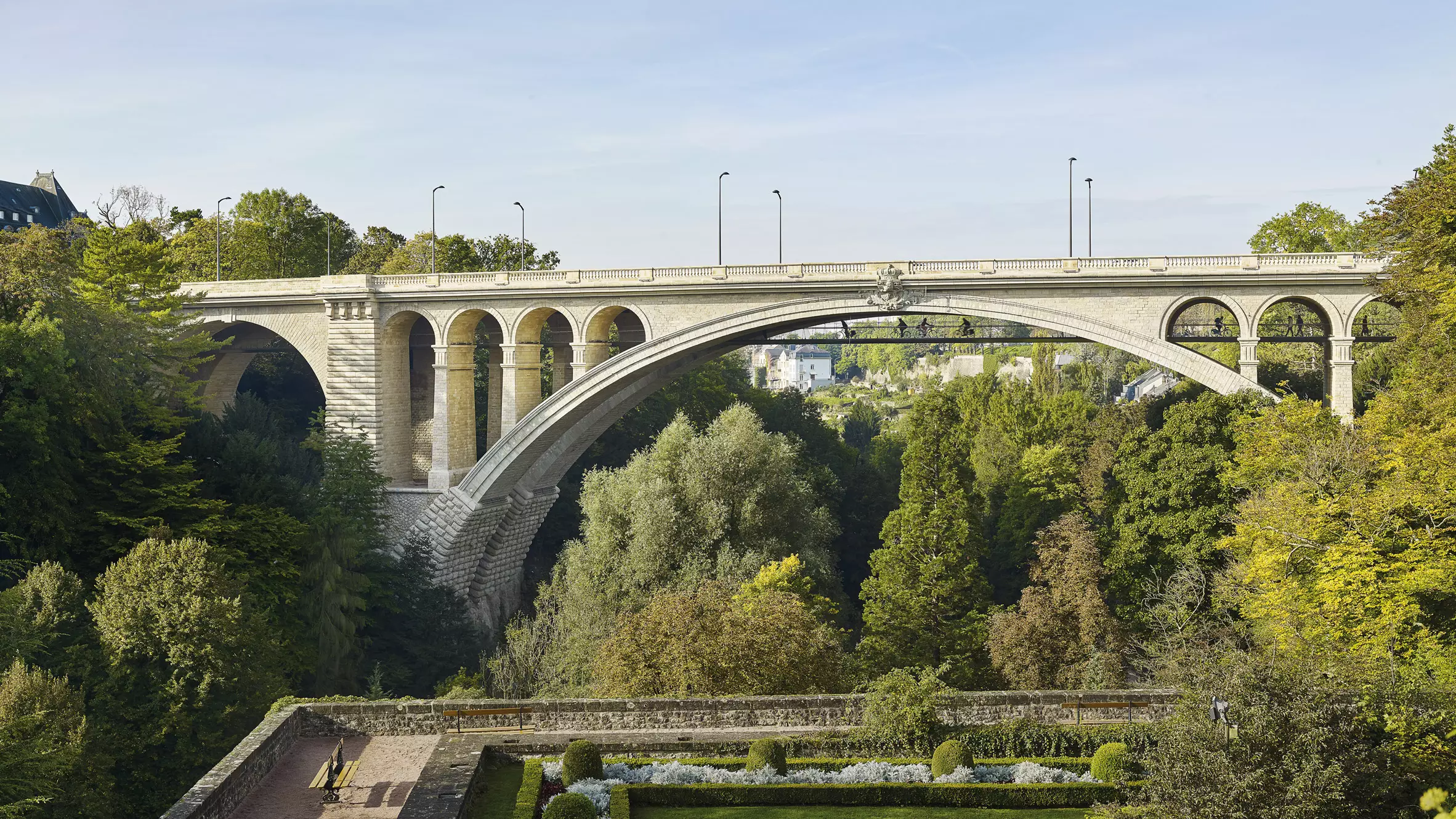 Christian Bauer nundha jalur siklus ing sangisore Pont Adolphe ing Luxembourg