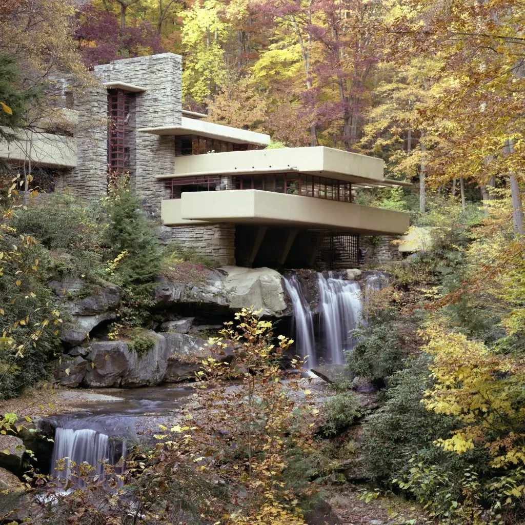 Frank Lloyd Wright Fallingwaterben integrálja az építészetet a természetbe