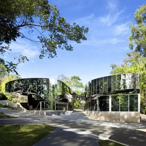 Cairns Botanic Gardens Visitors Center vum Charles Wright Architects