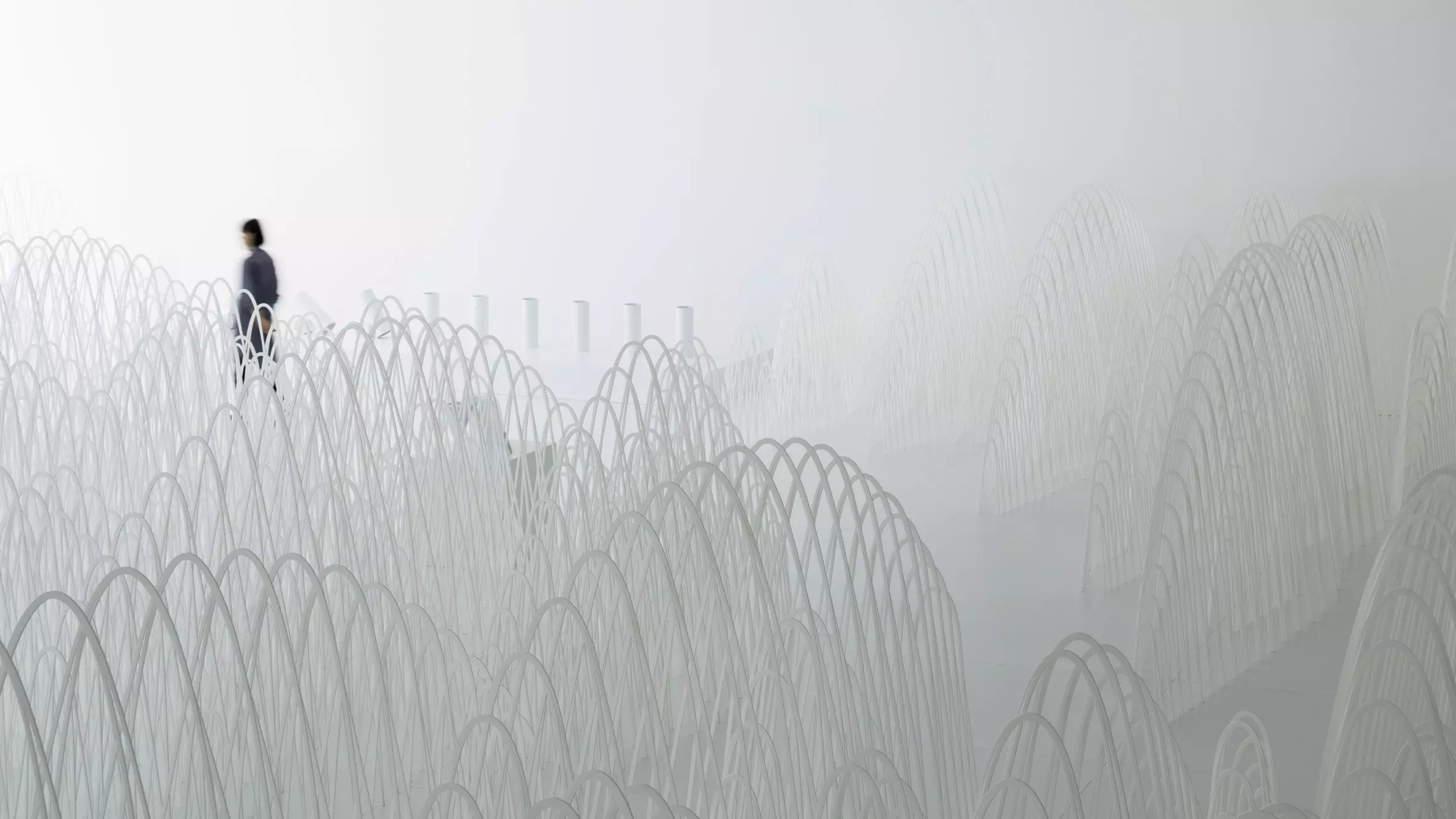 નેન્ડો અદ્રશ્ય આઉટલાઇન પ્રદર્શન સાથે મિલાન ડિઝાઇન સપ્તાહમાં શાંત સફેદ અભયારણ્ય બનાવે છે