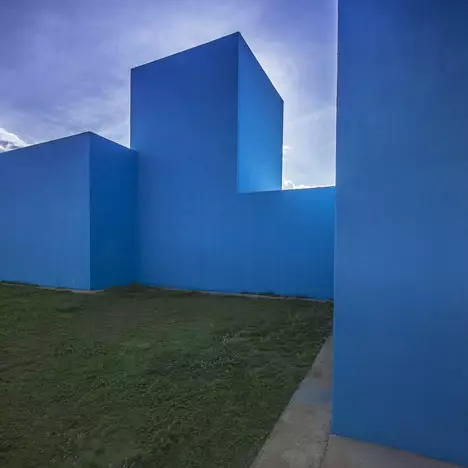 ジョ・バスコンセロスのカシャーサ美術館には、明るい青色のブロック状のファサードがあります