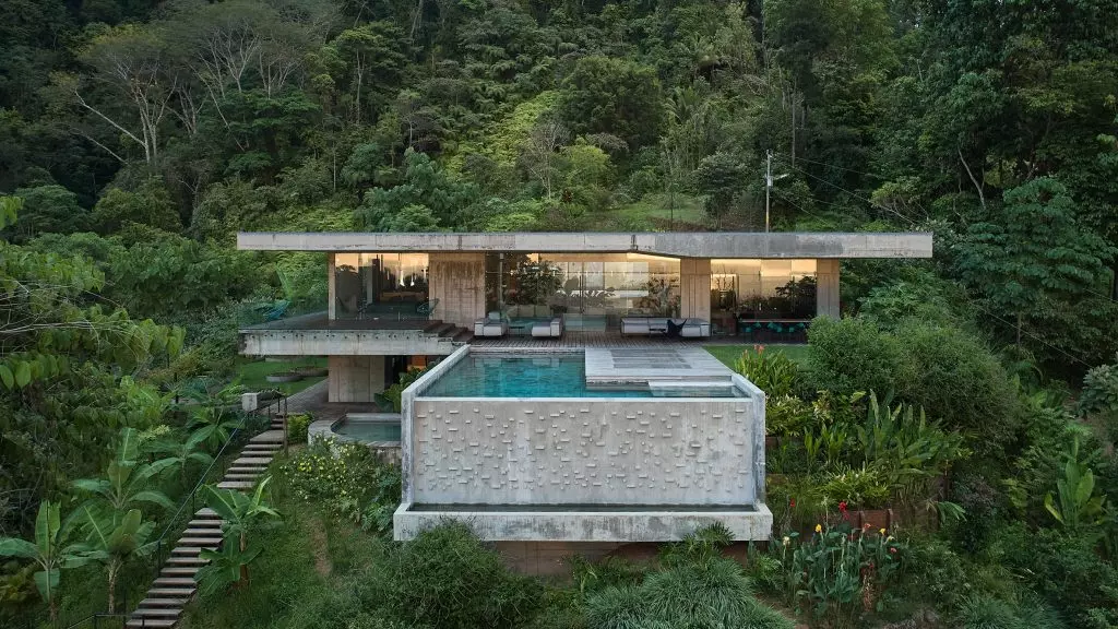 コスタリカのジャングルの別荘からコンクリートのプールが突き出ています