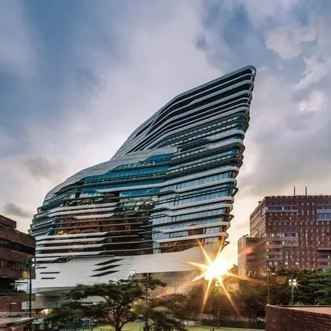 Innovation Tower katika Chuo Kikuu cha Hong Kong Polytechnic na Zaha Hadid Architects