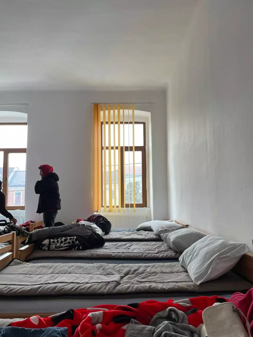우크라이나 전쟁 난민 캠프에 4개의 싱글 침대가 있는 방