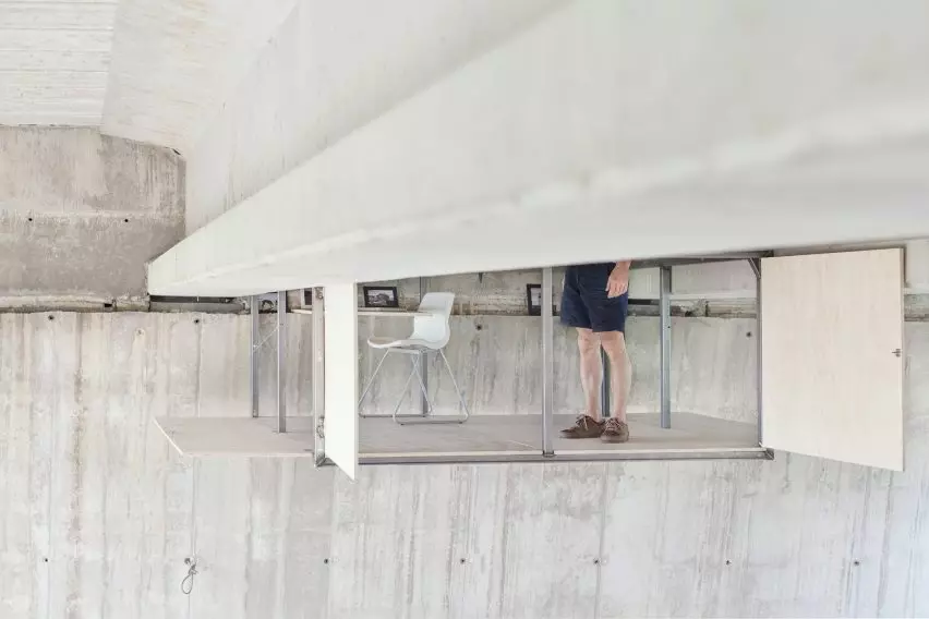 フェルナンド・アベラナスによる橋の下の秘密のスタジオ