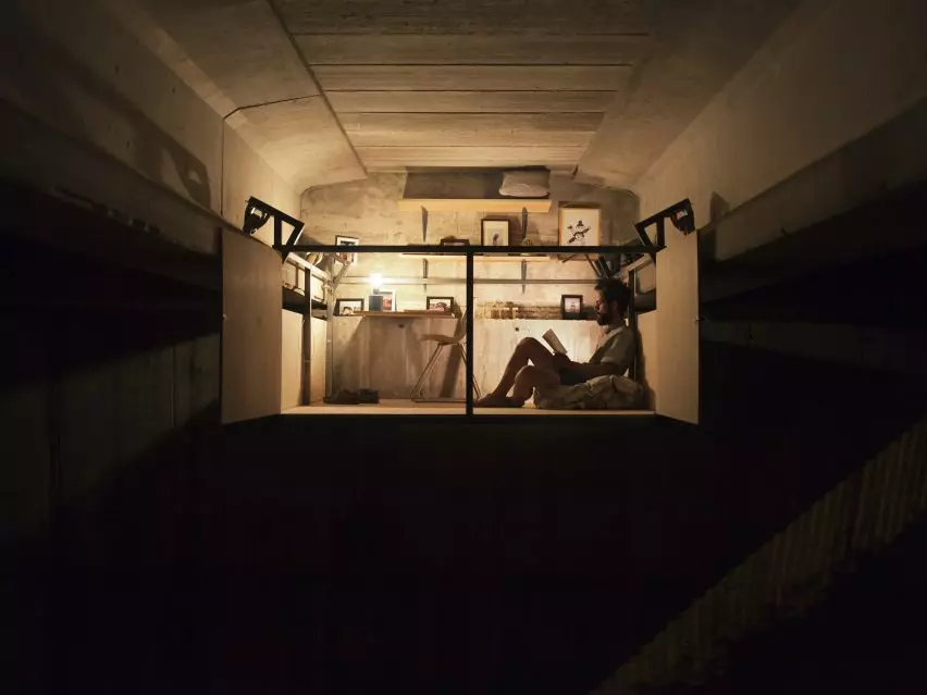 フェルナンド・アベラナスによる橋の下の秘密のスタジオ