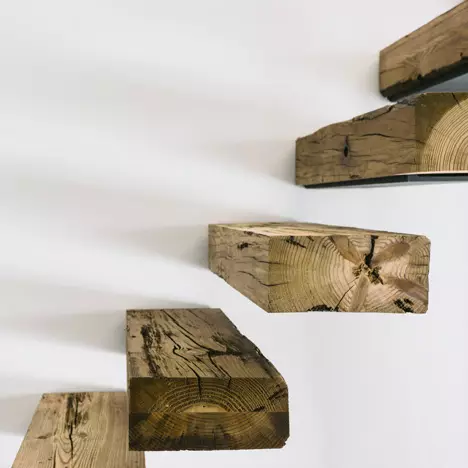 Atelier Dataは、Varatojo Houseのファサードに木材、コンクリート、コルクを組み合わせています