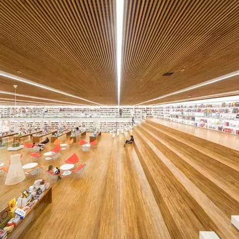 „Книжарницата на 21 век“ на Студио МК27 беше дизајнирана како место за состаноци