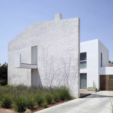 House N oleh Sharon Neuman dan Oded Stern-Meiraz