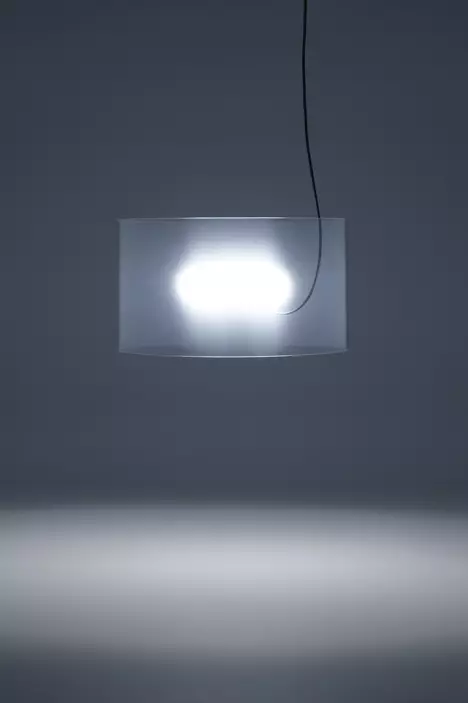 Transparent lampa från Nendo
