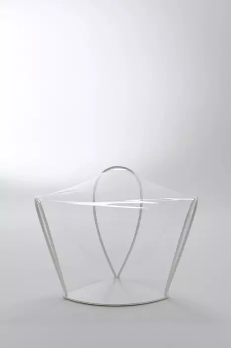 ねんどによる透明椅子