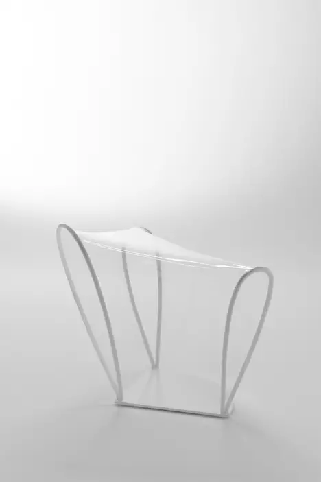 Transparentná stolička od Nendo