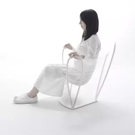 ねんどによる透明椅子