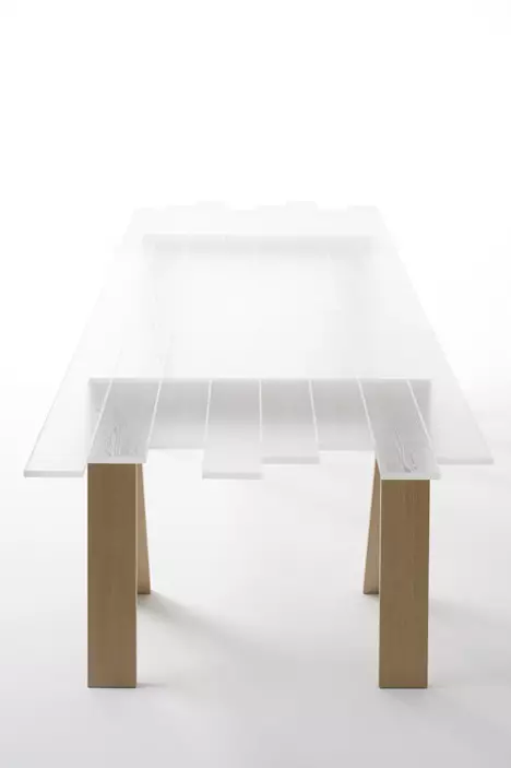 ねんどによる透明なテーブル