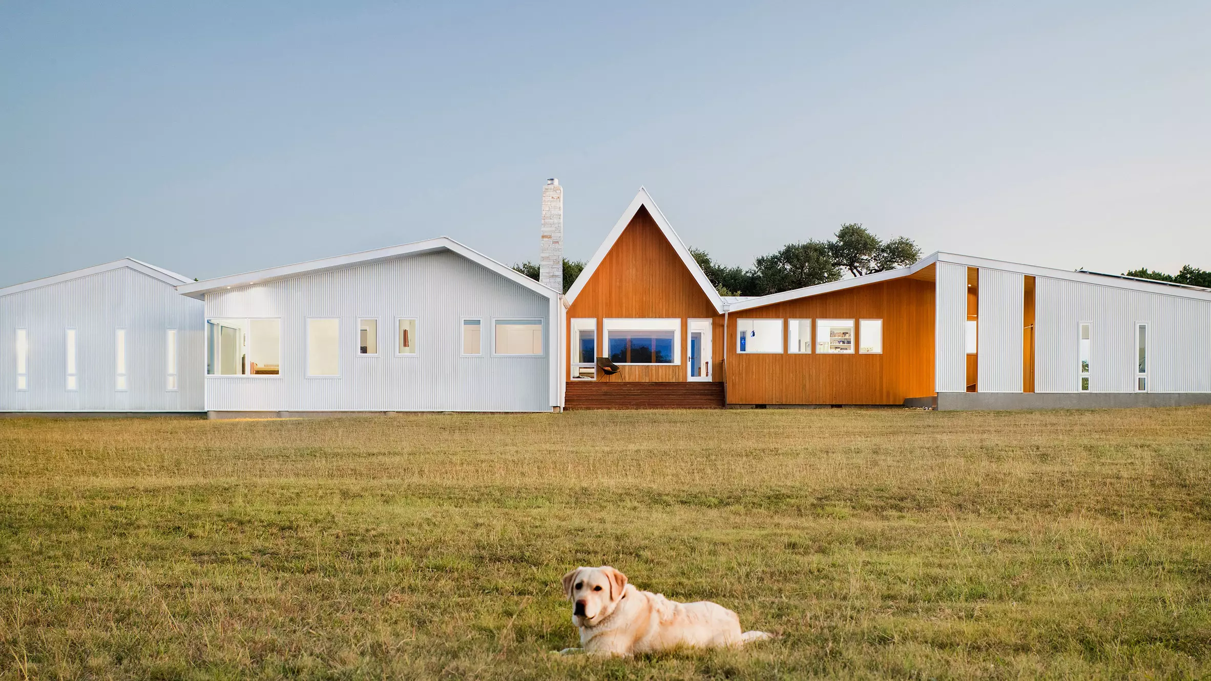 Miró Rivera dizajnas daŭrigeblan Hill Country House por kampara Teksaso