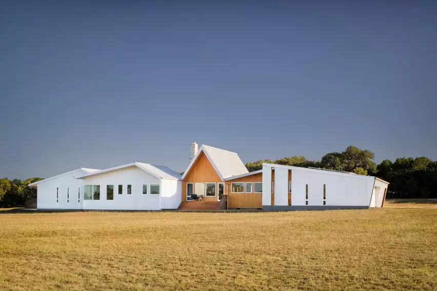 Hill Country House od Miro Rivera Architects