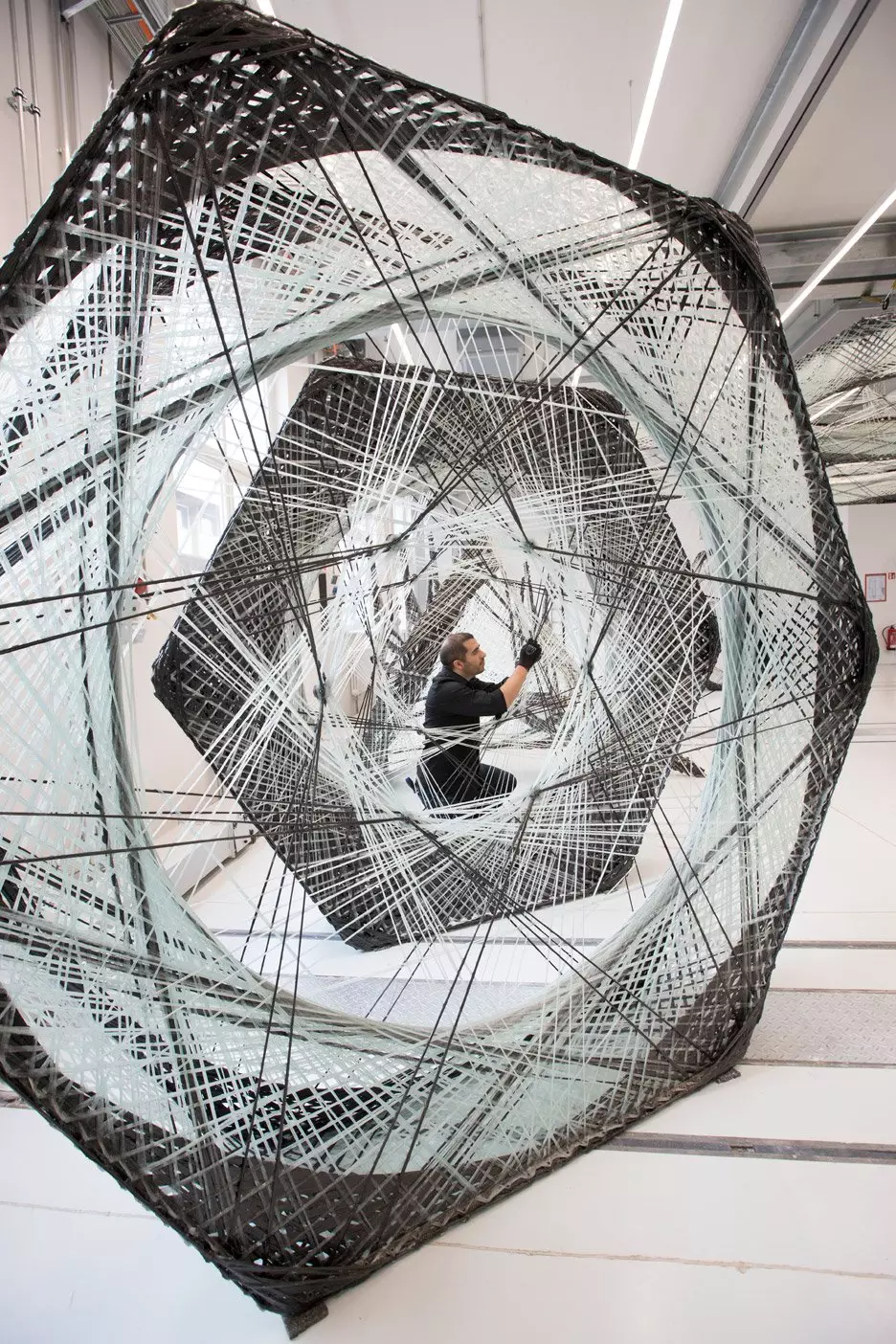 Stuttgart විශ්වවිද්‍යාලයේ කණ්ඩායමක් විසින් Elytra Filament Pavilion