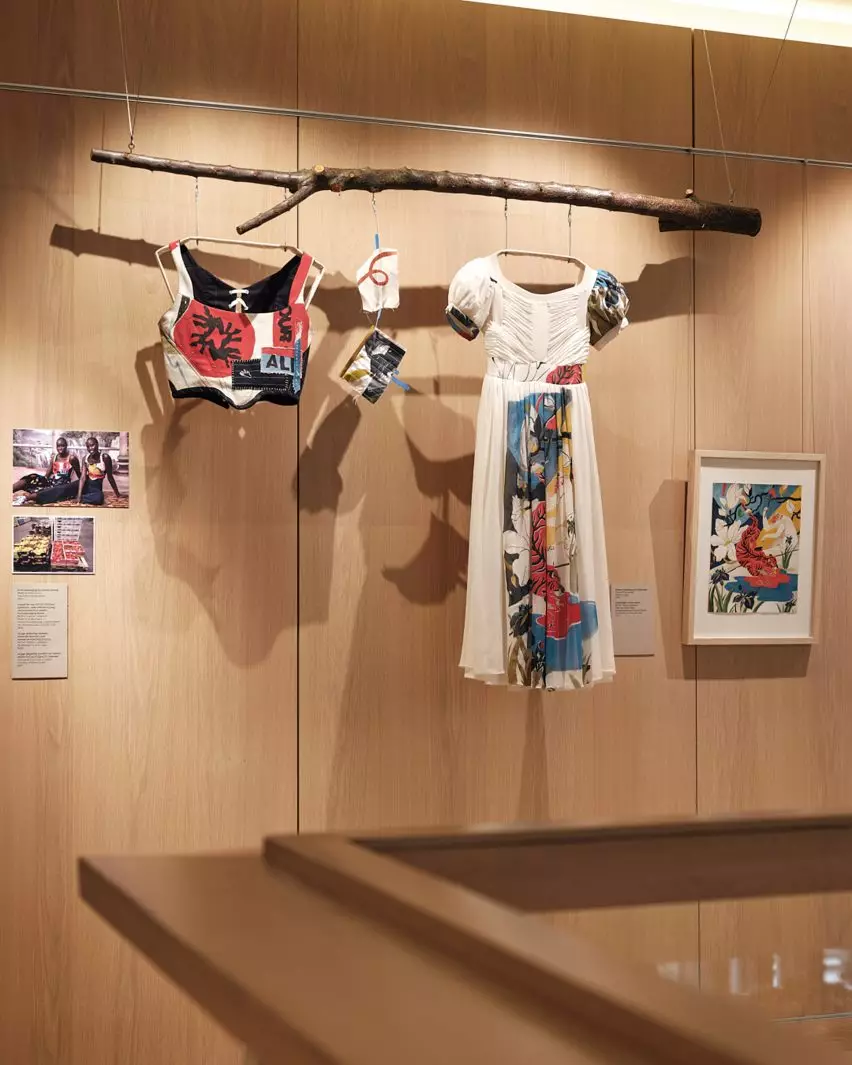 ภาพเสื้อผ้าพิมพ์ลายและเย็บปะติดปะต่อกันที่แขวนอยู่บนผนังของพิพิธภัณฑ์การออกแบบ