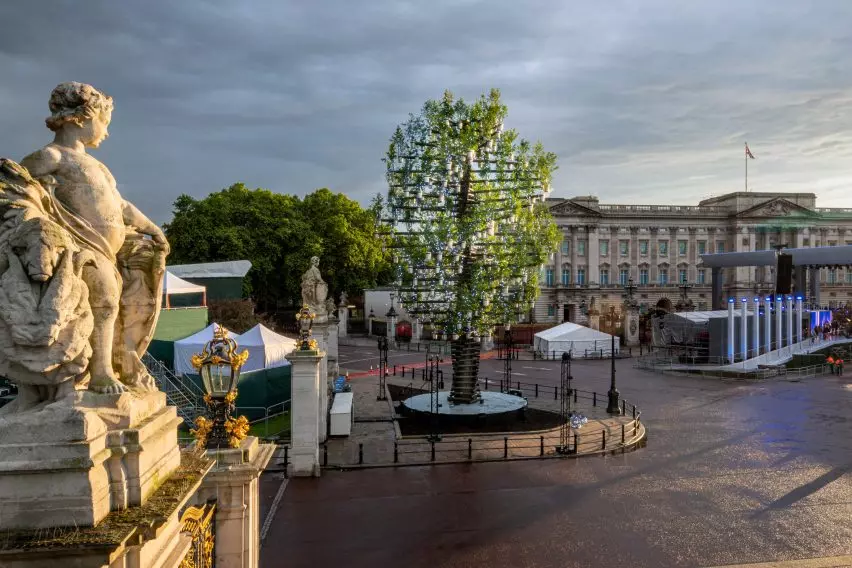 Falsk træ uden for Buckingham Palace