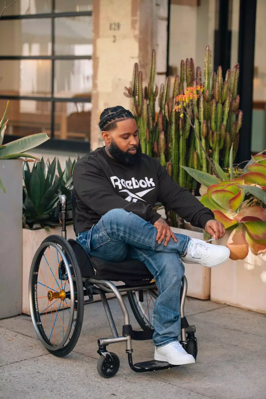 Mężczyzna na wózku inwalidzkim w butach Reebok