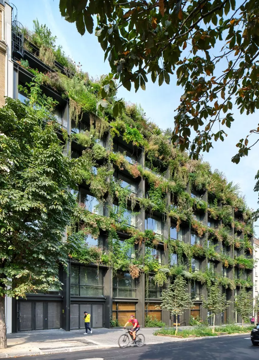 نمای بیرونی ویلای M در پاریس با پوشش گیاهی