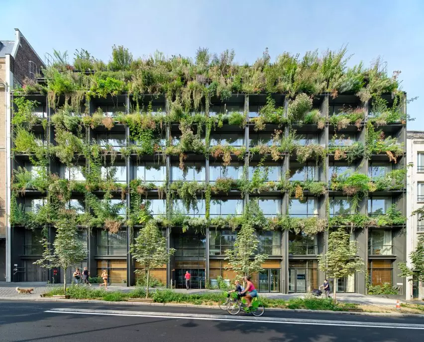 Hotel tertutup tanaman oleh Triptyque, Philippe Starck, dan Coloco
