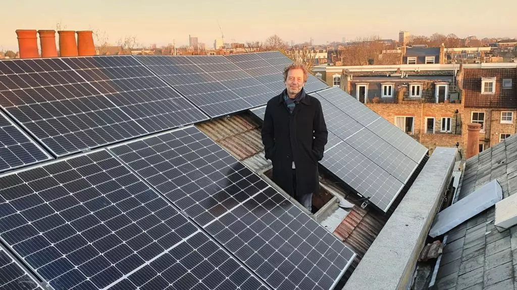 "Revolusi surya dijalankeun, tapi hiji rooftop dina hiji waktu"