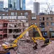Crane dina proyék demolition Canary Wharf dipaké pikeun ngagambarkeun carita ngeunaan London Plan Guidance ngeunaan ingetan wangunan.