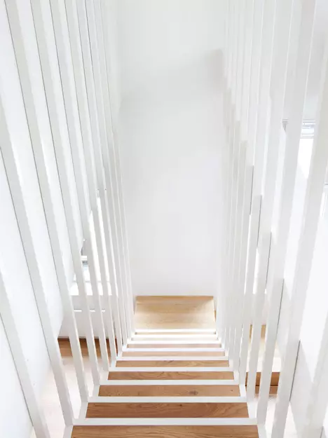 Schwebende Stahltreppen teilen das Idunsgate Apartment von Haptic in Oslo