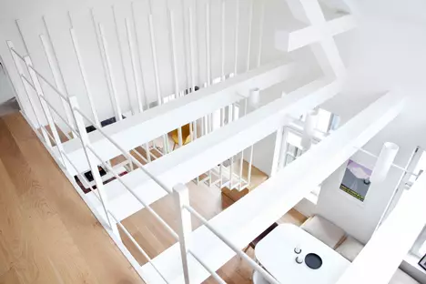 फ्लोटिंग स्टील सीढ़ी ओस्लो में हैप्टिक के इडुन्सगेट अपार्टमेंट को विभाजित करती है