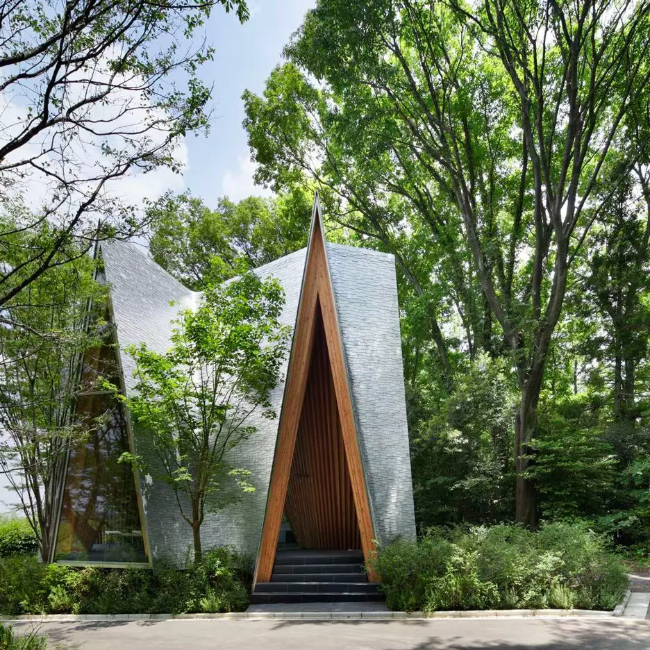 Capilla del bosque de Sayama en Japón por Hiroshi Nakamura y NAP