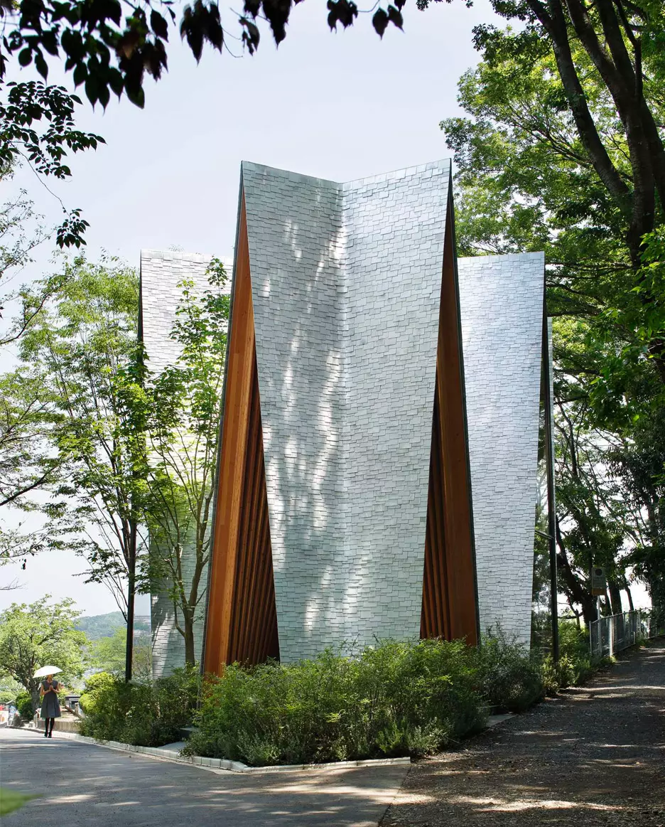 Sayama Forest Chapel yn Japan troch Hiroshi Nakamura en NAP